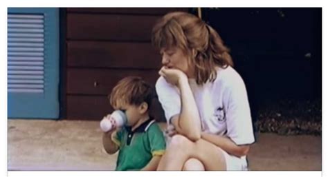 დედა სიყვარულით უყურებს შვილს… მაგრამ კარგად დააკვირდით ბიჭს ცრემლებს ვერ ვიკავებ…