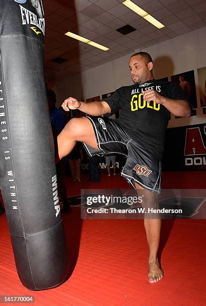 Preview Daniel Cormier Meets With San Francisco 49ers Aldon Smith