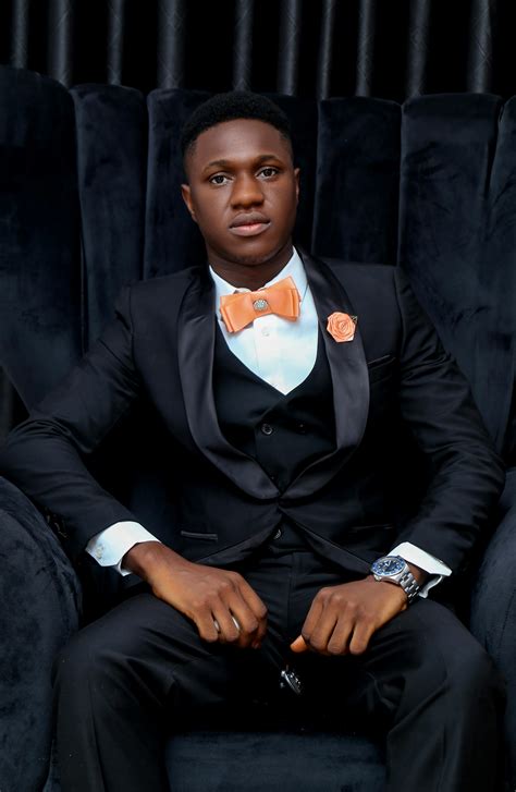 각 개인 검은 색 양복 검은 코트 격식있는 옷차림 고요한 공식적인 옷차림 나무 날씬한 남성 남성 패션 남자