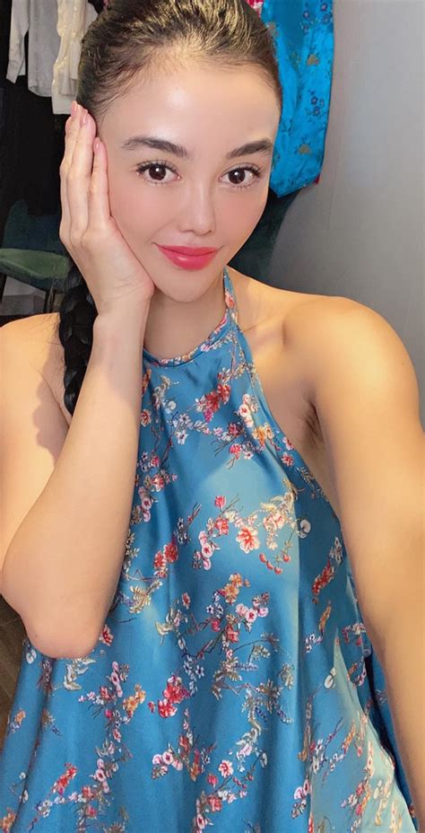 M C O Y M V I Qu N T Ng H Nh Hoa H U Julia H G Y Cho Ng Phong C Ch Sao Vi T Gi I Tr