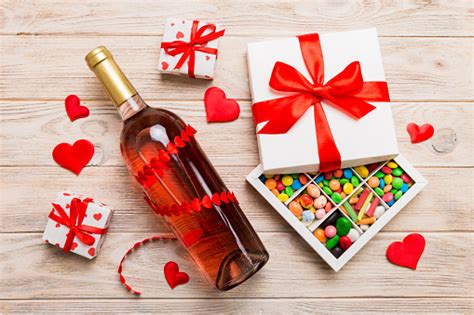 선물과 초콜릿 발렌타인 데이에 대한 컬러 배경에 레드 와인 병 복사 공간이있는 초콜릿 탑 뷰의 선물 상자가있는 하트 모양 갈색에 대한 스톡 사진 및 기타 이미지 Istock