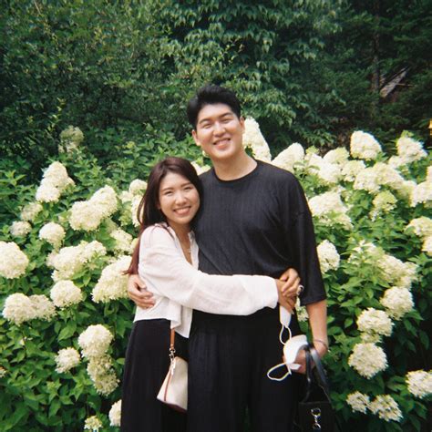 성설커플 환상의 나라 에버랜드🎠 요즘 울님들 피드에 수국사진이 많이 올라오길래 작년에 필름카메라로 찍은 사진 살짝콩 올려봅니다🎢 필카 특유의 색감이라던가 빈티지한 요