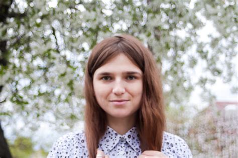 디포커스 갈색 머리 긴 머리 백인 여성 소녀 야외 라이프 스타일 초상화 봄 낭만적 인 향기 자연 공원에서 피는 나무 주위에