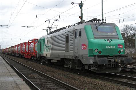 Fretchen 437003 Wartete Am 27 2 10 In Düsseldorf Rath über Eine Halbe Stunde Lang Auf