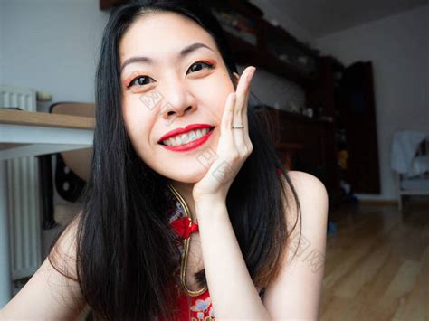 一张兴奋的亚洲中国年轻女子的画像坐在家里图片 包图网企业站 一张兴奋的亚洲中国年轻女子的画像坐在家里图片 包图网企业站