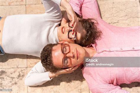 바닥에 누워있는 세련된 안경을 착용 한 두 명의 매력적인 학생 안경에 대한 스톡 사진 및 기타 이미지 안경 유행하는 사람들 Istock