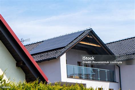 태양 광 모듈이있는 집 지붕 지붕과 벽에 현대 태양 전지 패널이있는 역사적인 농가 고품질 사진 달 착륙선에 대한 스톡 사진 및 기타 이미지 Istock