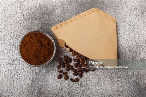 커피 필터 드립 브루잉 수동 커피 추출 대리석에 커피 원두와 분쇄 커피 음료를 양조하는 개념 0명에 대한 스톡 사진 및 기타