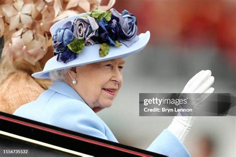Queen Elizabeth Waving Photos And Premium High Res Pictures Getty Images