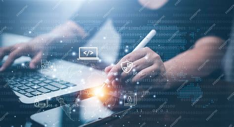 Main Dhomme Daffaires Tactile Avec Code Html Et Programmation Sur Ordinateur Portable à écran