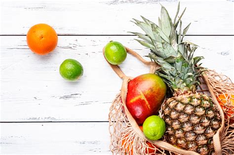 다양한 과일이 있는 친환경 쇼핑백 파인애플 망고 키위 오렌지 등 평면도 지속 가능한 라이프 스타일 플라스틱 무료 폐기물 제로 개념 0명에 대한 스톡 사진 및 기타 이미지