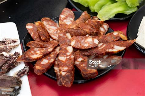 티베트 훠궈 또는 증기선의 재료 중 하나로 말라를 곁들인 절이거나 보존된 고기를 제공하는 것 고기에 대한 스톡 사진 및 기타 이미지 Istock