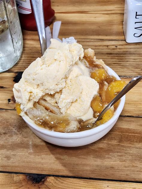 The Peach Cobbler At This No Frills Restaurant In Missouri Is Out Of