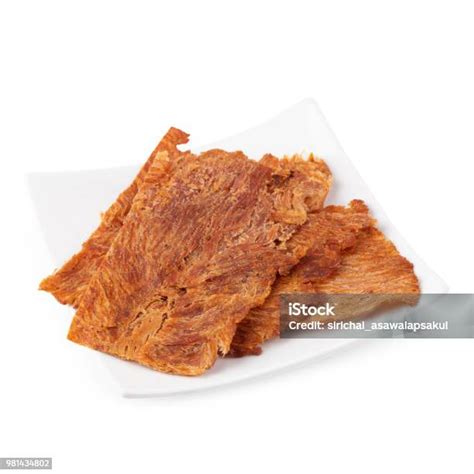 달콤한 돼지고기 시트흰색 접시 흰색 배경에 고립에서 아시아 음식 스타일 육포에 대한 스톡 사진 및 기타 이미지 육포 고기 끈적거리는 Istock