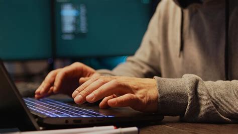 programador de ti hackeando servidor de segurança no computador usando