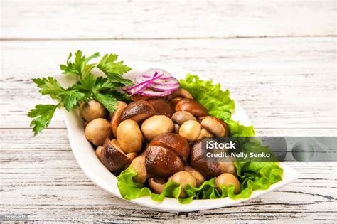 레스토랑 클로즈업에서 발효 제품 흰 접시에 절인 버섯과 복사 공간 Boletus에 대한 스톡 사진 및 기타 이미지