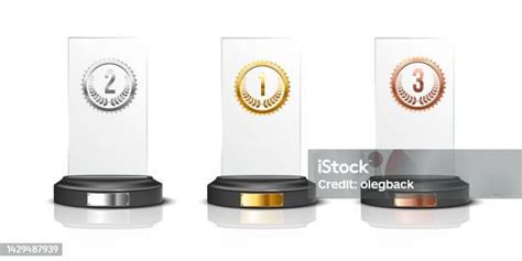 글래스는 사실적인 벡터 일러스트레이션을 수여합니다 황금 은메달 동메달을 획득한 크리스탈 상은 흰색 배경에 3d 고립된 클립 아트입니다 대회 우승자 보상 트로피 디자인 요소