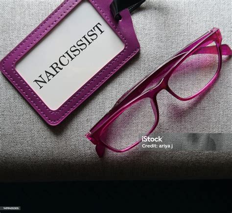 보라색 돋보기와 검은색 복사 공간이 있는 신분증 텍스트 Narcissist 자기 중심적인 오만한 사고와 행동의 개념 타인에 대한 공감과 배려가 부족한 사람들 감탄에 대한