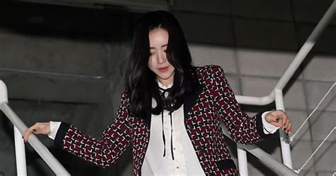 [md포토] 홍수아 핫팬츠 입었는데 계단 때문에 아찔하네