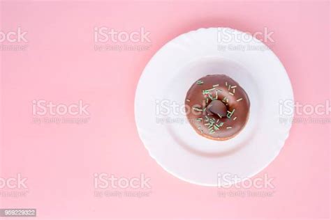 도넛과 초콜렛 유약 덮여 흰색 접시에 녹색 튜브와 함께 뿌 렸 다 0명에 대한 스톡 사진 및 기타 이미지 0명 갈색 끈적거리는 Istock