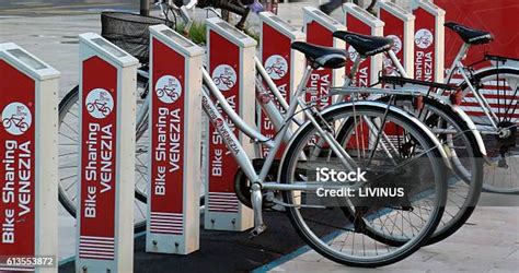 베네치아 자전거 공유 장면 은 거리에 주차이탈리아유럽 거리에 대한 스톡 사진 및 기타 이미지 거리 공유 개념 교통수단 Istock