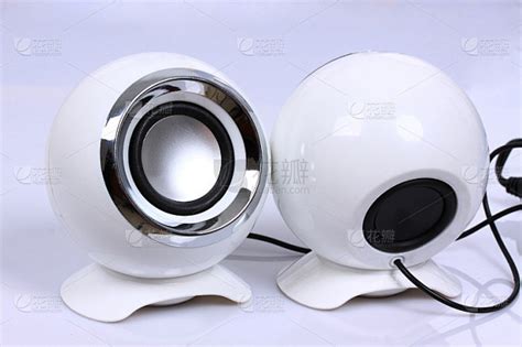 白色背景球形扬声器