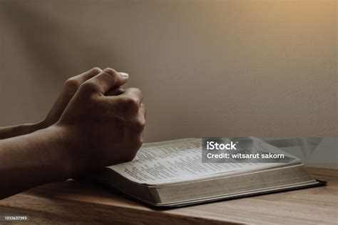 집에서 성경을 통해기도하는 남자의 손 Chruch 온라인 집에서 Chruch 교회에 대한 스톡 사진 및 기타 이미지 교회 기도하기 기독교 Istock