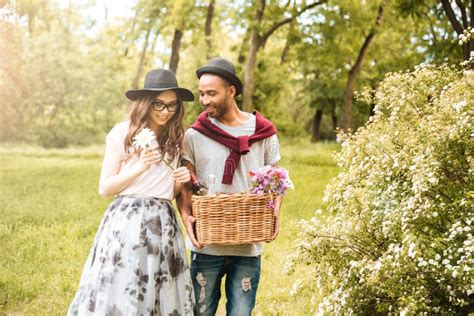 Pares Jovenes Felices Que Van A Tener Picninc En Parque Foto De Archivo Imagen De Ocio