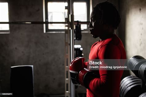 남성 복서 블랙 인종의 측면 보기 는 그의 권투 장갑에 넣어 20 24세에 대한 스톡 사진 및 기타 이미지 20 24세 개성 개념 건강한 생활방식 Istock