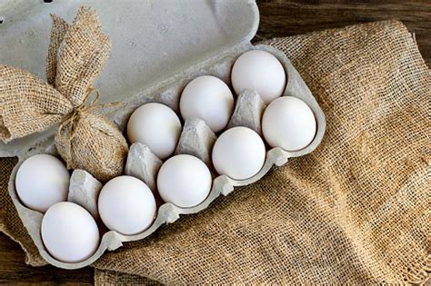 꽃으로 장식 된 닭고기 계란과 갈색 소박한 나무 배경에 계란 상자에 토끼 토끼처럼 삼베 하나 창조적 인 개념 카드 부활절과 음식의 그림 4월에 대한 스톡 사진 및 기타