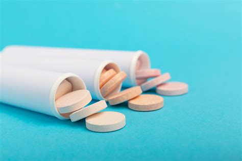 종합 비타민제 발포성 정제 비타민 C의 용해성 정제 칼슘 비타민 파란색 배경에 발포성 비타민 의학 개념입니다 Immunity텍스트의 경우 Place입니다 0명에 대한 스톡