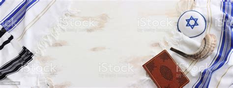 흰색기도 부적에 쇼파 샤밧과 얌 키푸르 개념 Yom Kippur에 대한 스톡 사진 및 기타 이미지 Istock