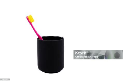 노란색 천연 강모가 있는 보라색 브러시가 욕실용 검은색 세라믹 컵에 담겨 있습니다 흰색 배경에 촬영되었습니다 0명에 대한 스톡 사진 및 기타 이미지 Istock