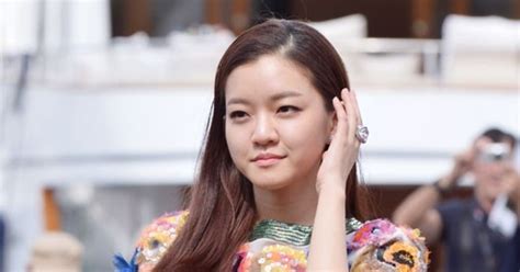 [t포토] 고아성 머리 넘기는 것도 우아한 작은 사모님 68th 칸국제영화제