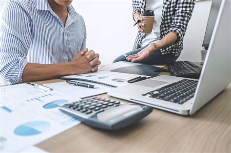 재무 관리자 제시 하 고 회사 성장 프로젝트 성공 금융 통계 전문 투자자 작업 시작 프로젝트 문서와 전략 계획에 대 한 논의 계산기에 대한 스톡 사진 및 기타 이미지