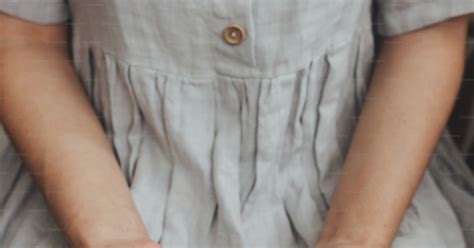 행복한 부활절 소박한 린넨 드레스를 입은 여자가 천연 염색 부활절 달걀을 손에 들고 있다 자연 그린 에코 레드와 브라운 계란