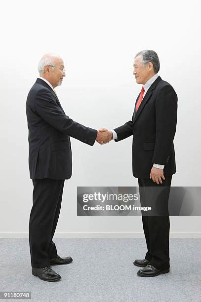 Bad Handshake Photos And Premium High Res Pictures Getty Images