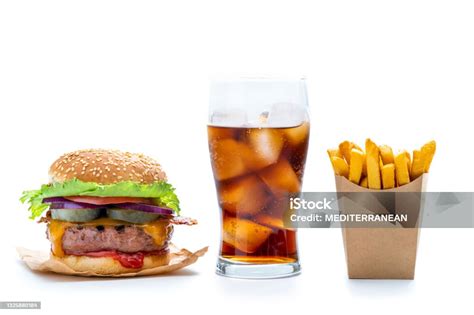 콜라 소다 음료 유리와 흰색에 고립 된 크래프트 종이 상자에 일회용 감자 튀김 버거 콤보 프렌치 프라이에 대한 스톡 사진 및