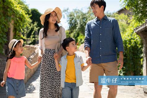 年轻家庭旅游度假 蓝牛仔影像 中国原创广告影像素材