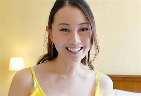 香港女星袁嘉敏被迫走光，穿紧身裙上围太丰满，不慎挤出白色内衣身材生活网友
