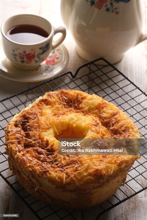 쉬폰 케이크는 식물성 기름 계란 설탕 밀가루 베이킹 파우더 및 향료로 만든 매우 가벼운 케이크입니다 쇼트닝이나 쇼트닝과 같은