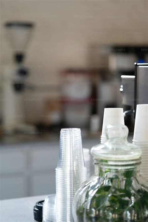 노트북을 들고 카운터에 서 있는 여자 사진 Unsplash의 종업원 이미지