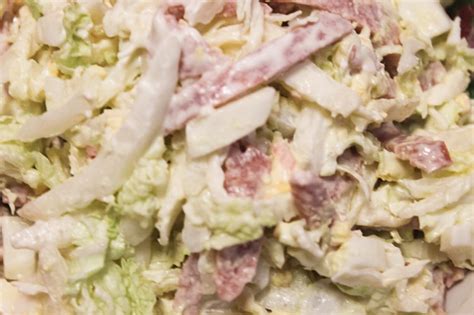 중국 양배추 소시지 계란과 소스의 맛있고 식욕을 돋 우는 샐러드 갈기갈기 찢어진에 대한 스톡 사진 및 기타 이미지 갈기갈기