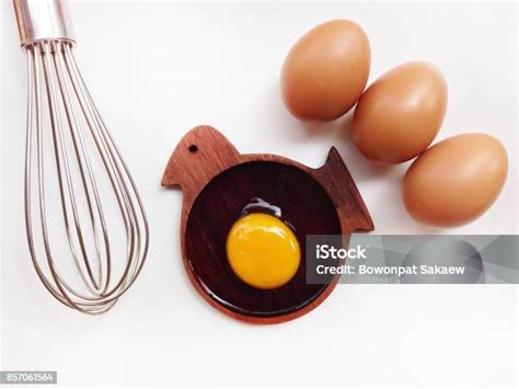 흰색 바탕에 털 다 계란과 계란과 나무 새 모양 접시에 계란 노 른 자 농장에 대한 스톡 사진 및 기타 이미지 농장 단백질