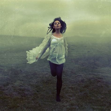 Фото Девушка бежит по полю