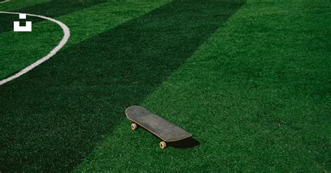 풀밭 바닥에 누워 있는 스케이트보드 사진 Unsplash의 무료 스케이트보드 이미지