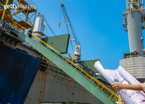 Working Under Instruction 이미지 1218317496 게티이미지뱅크