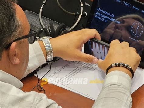 Пратеник од СДСМ игра табла на телефон на седницата за уставни измени ФОТО Сител Телевизија