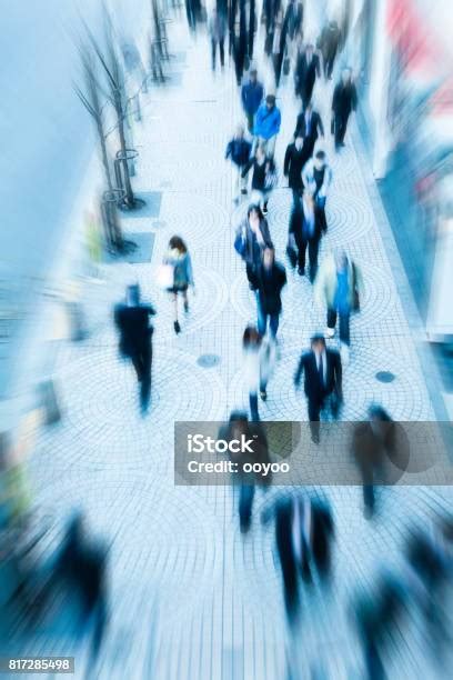 아침에 신주쿠 역 근처의 보행자 워크 웨이에서 도쿄 도시 통근 군중에 대한 스톡 사진 및 기타 이미지 군중 모션블러 붐비는 Istock