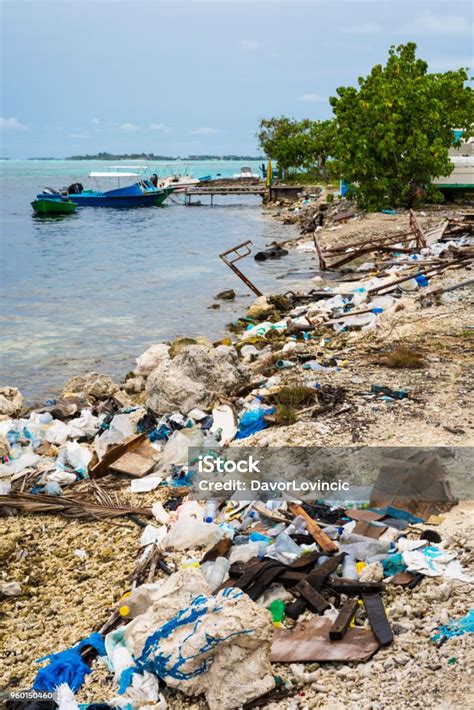 보트 수리 및 폐기물 수집 지역에 Maafushi 섬 몰디브에서 폐기물의 복원 바다에 대한 스톡 사진 및 기타 이미지 바다 플라스틱 병 Istock